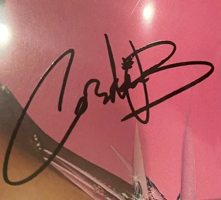 11 Artists, A-List Celebrities That Sell Their Autograph [Three to Avoid]