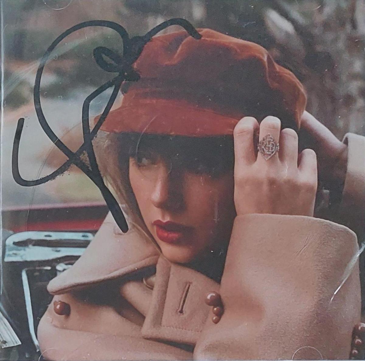 Taylor Swift Signature Study: Tell Her Real Autograph From Fakes ...